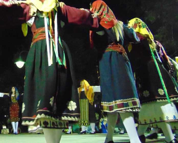 Μαθήματα παραδοσιακών χορών από τους Ενεργούς Πολίτες Λάρισας
