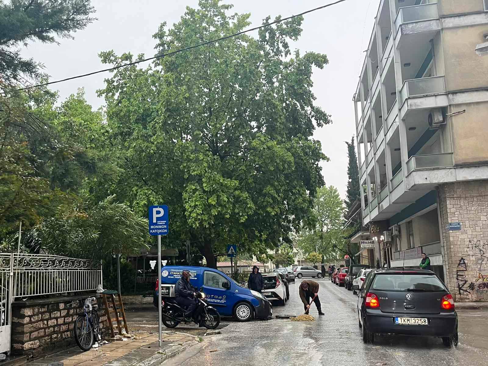 Σε καθίζηση του εδάφους κόλλησε αυτοκίνητο στα Τρίκαλα (φωτό ...