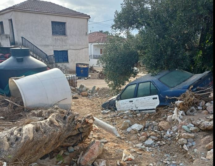 Μαύρο νερό αναβλύζει η γη στην Αγριά - Απίστευτες εικόνες (βίντεο ...