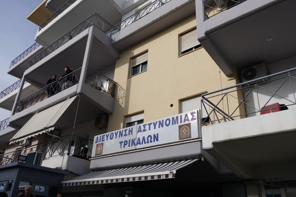 Στον ανακριτή ο 18χρονος που σκότωσε τη μητέρα του στα Τρίκαλα